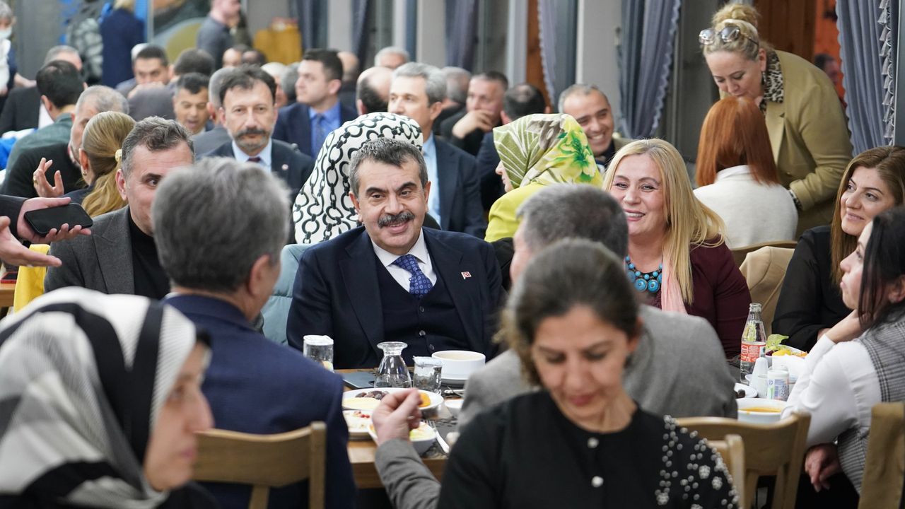 Bakan Yusuf Tekin'den Okul Müdürlerine Sürpriz İftar Ziyareti ...