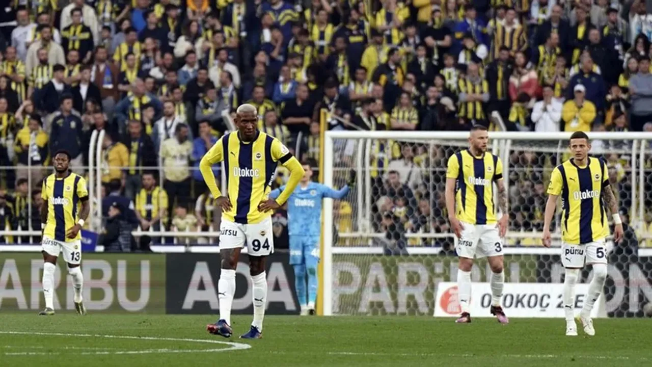 Fenerbahçe'ye Son Dakika Şoku! Kadıköy'de 2 Puan Bıraktı, Yarışta ...