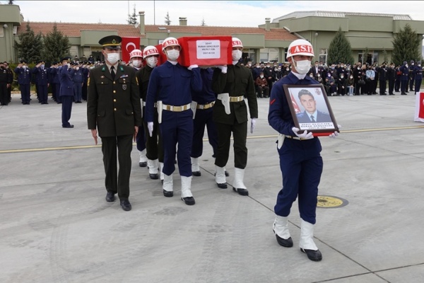 Türk Yıldızları uçağının düşmesi sonucu şehit olan pilot Yüzbaşı ...