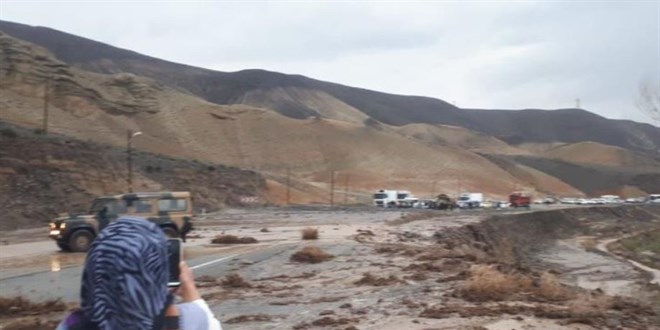 Iğdır'da yağmur sonrası heyelan: Iğdır-Erzurum yolu kapandı ... Iğdır'da yağmur sonrası heyelan: Iğdır-Erzurum yolu kapandı ...