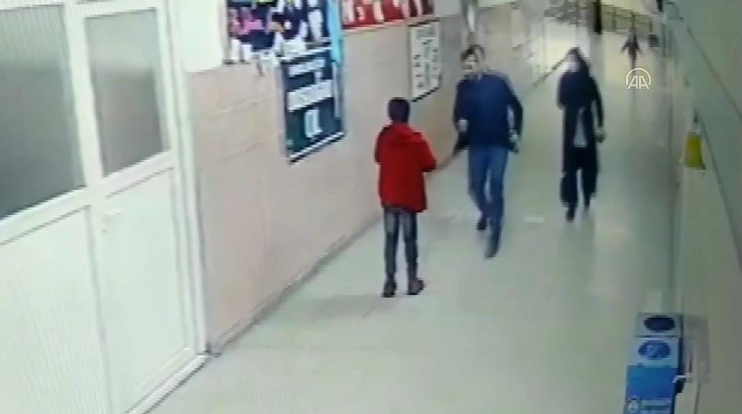 Müdür yardımcısının öğrencisini kurtardığı işte o anlar ...