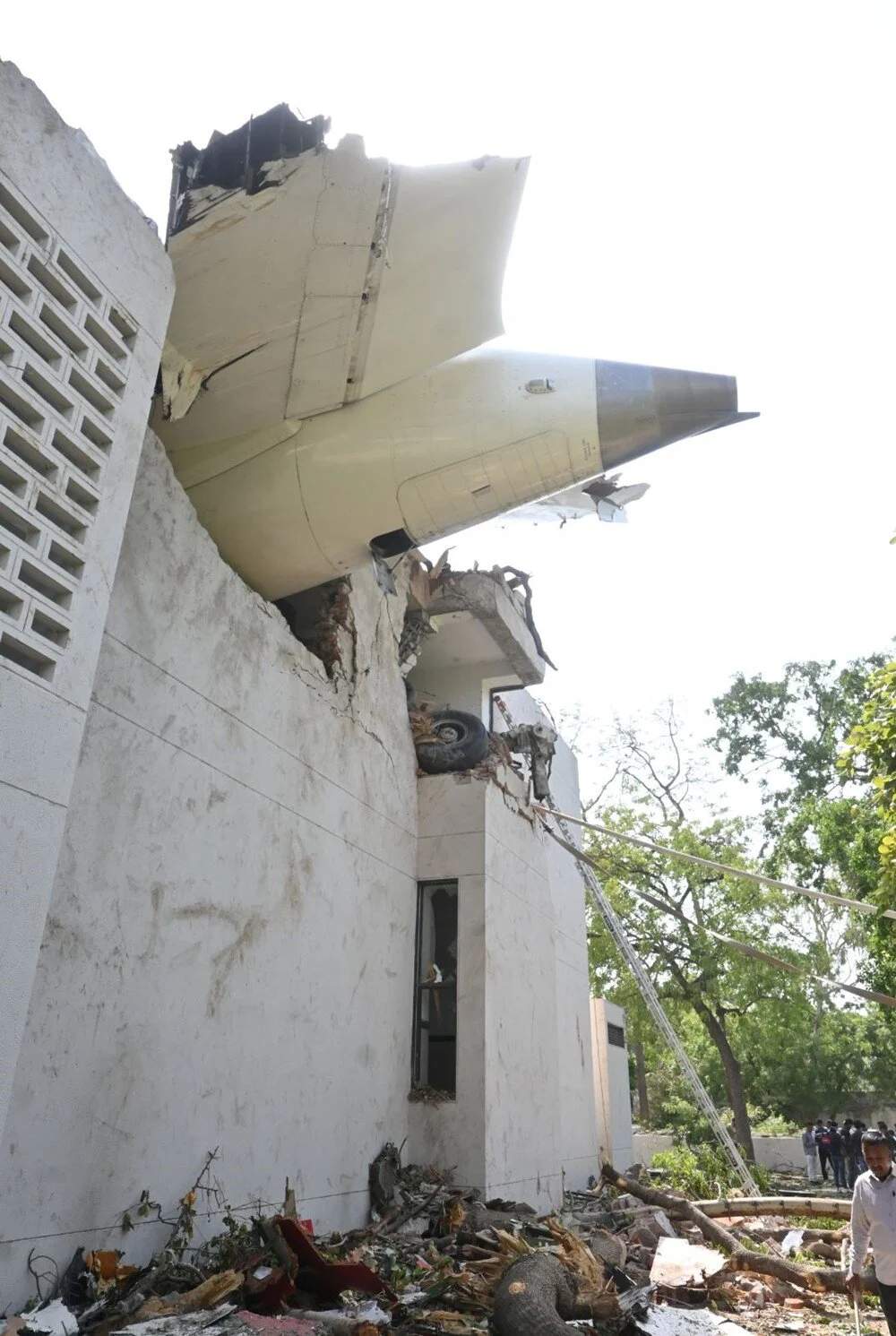 11A mucizesi! Hindistan’da düşen ve 242 kişinin ölümüne sebep olan uçak ...